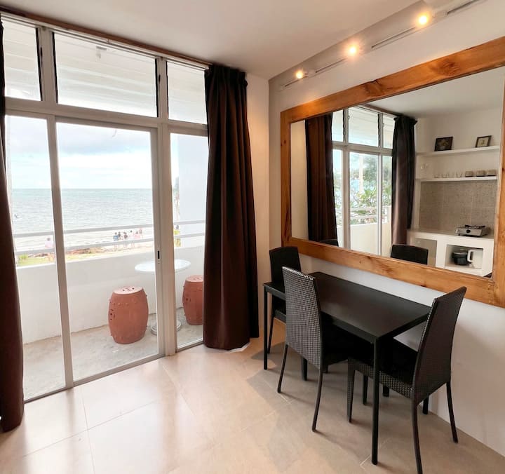Absolute Beachfront Apartment With 2 Queen Beds - Malay