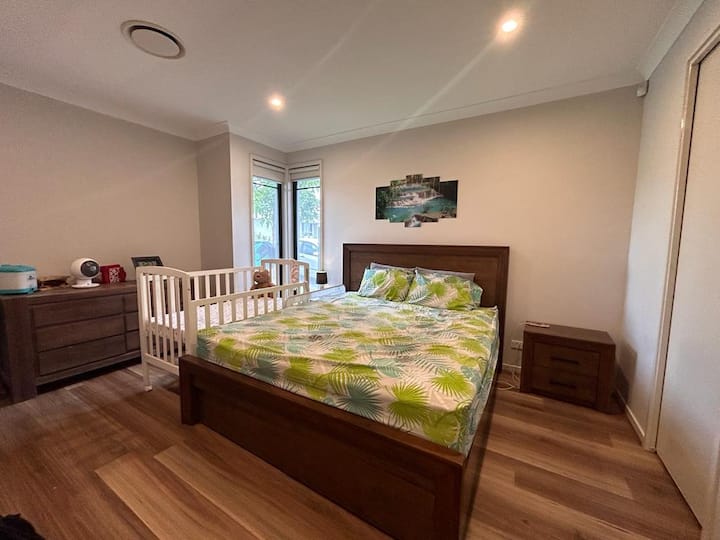 Master Bedroom W/ King Bed - Ipswich