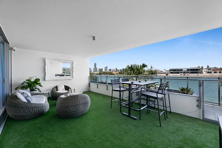 Superior Luxury 2 Bed Waterfront Unit In Surfers - Gold Coast
