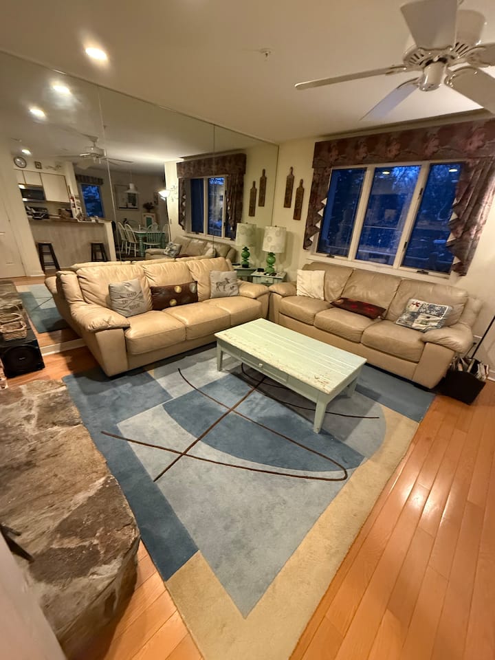 Cozy 2 Bedroom Condo, Fireplace , Outdoor Deck - Stratton, VT