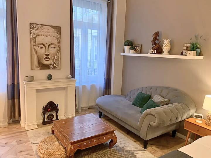 Peaceful Courtyard Gem: Central Bajcsy Apartment - Budapest