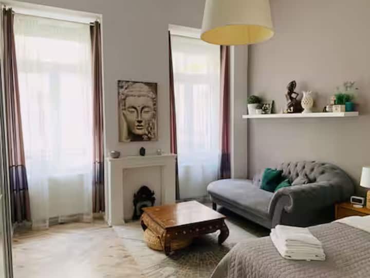 Peaceful Courtyard Gem: Central Bajcsy Apartment - Budapest