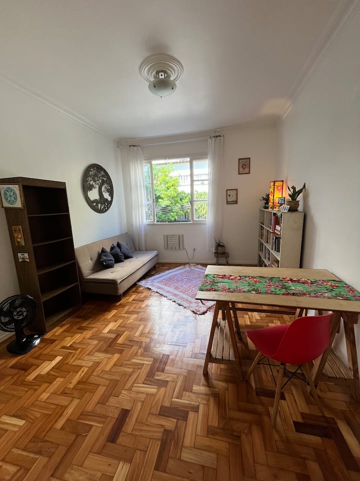 Quiet Two Bedroom Apartment In Copacabana - Ipanema