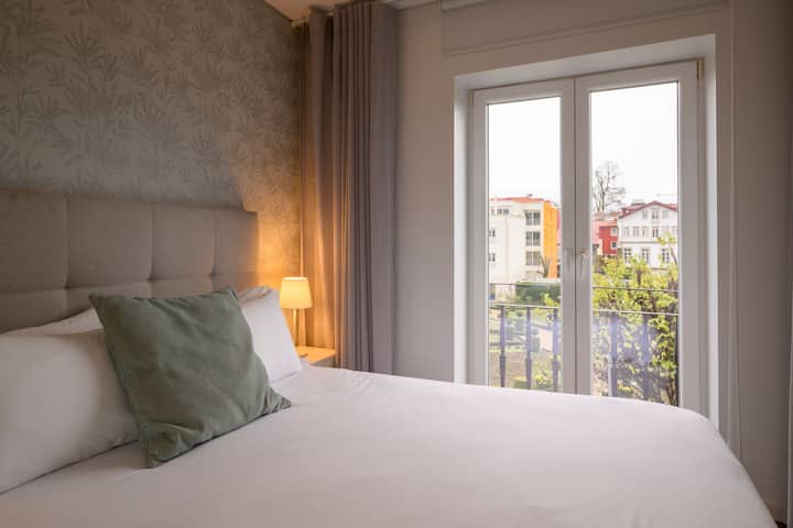 Exclusive Royal Apt | Center & Overlooking Garden - Região do Norte