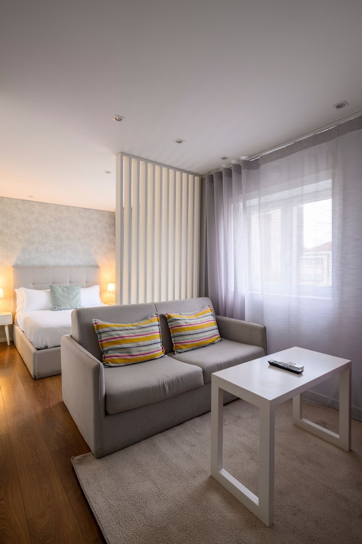 Exclusive Royal Apt | Center & Overlooking Garden - Nogueira