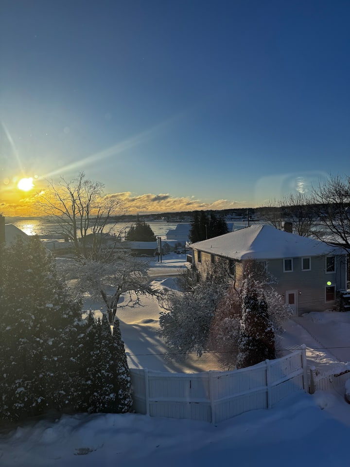 Spacious Apartment. Ride Your Snowmobile To Trail. - St. Ignace, MI