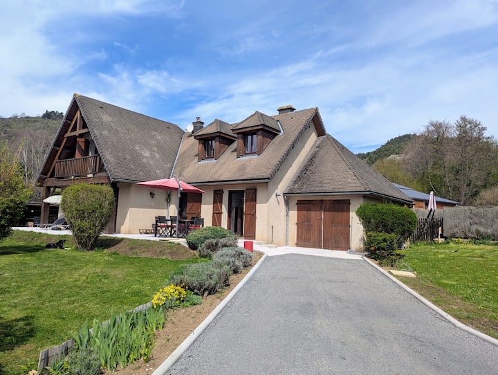 Maison De Famille à 3 Mn à Pied Du Lac Chambon . - Murol