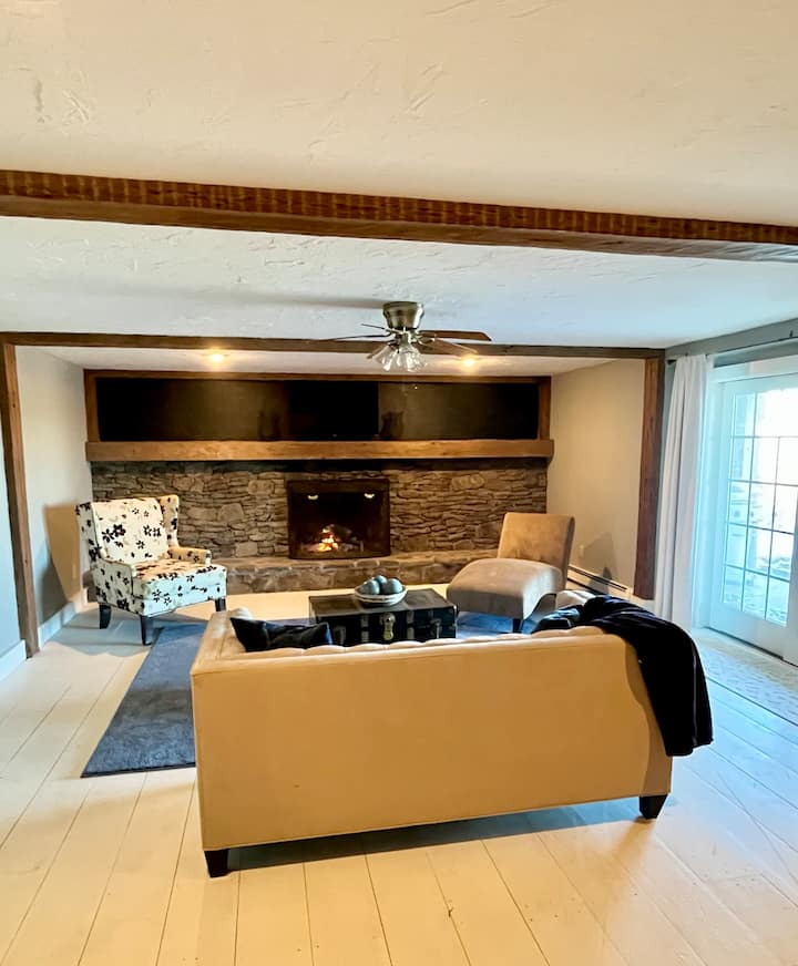 One Bedroom With A Country View - Newtown, CT