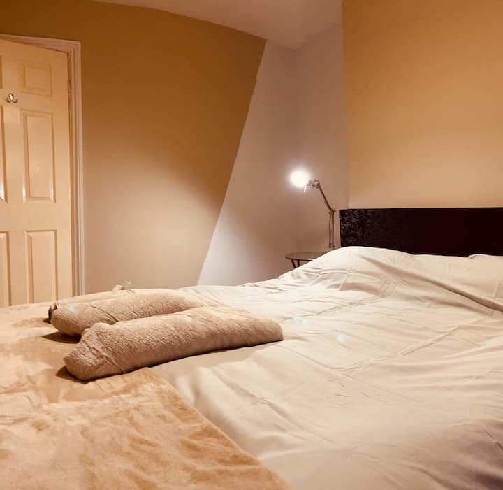 New Listing: Charming Whole House - Cheltenham - Cheltenham