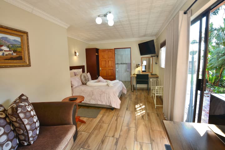 Kairos Home Unit 6 - 2 Person Studio Apartment - Middelburg