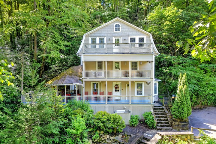 Laughing Waters Lodge | 6 Bedrooms | Pet Friendly - Mount Mitchell State Park, Burnsville