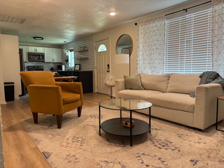 Entire House And Close To Everything Kansas City! - Shawnee, KS