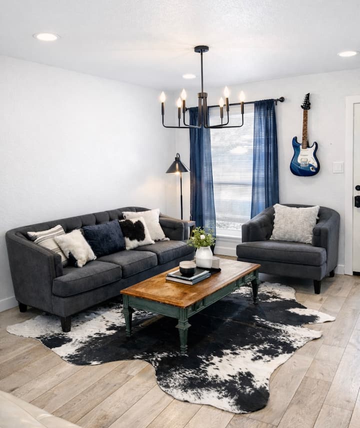 4bd/ 3bth Home, 10 Ppl, 5mi To Airpt, 5mi To Dt - Austin, TX