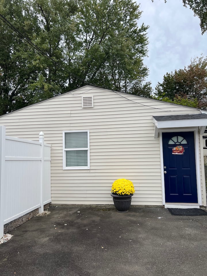 Charming And Peaceful  Apartmen In West Haven Ct. - New Haven, CT