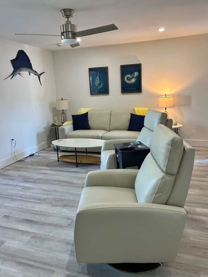 Madeira Beach Yacht Club! Waterfront Paradise! - Treasure Island, FL