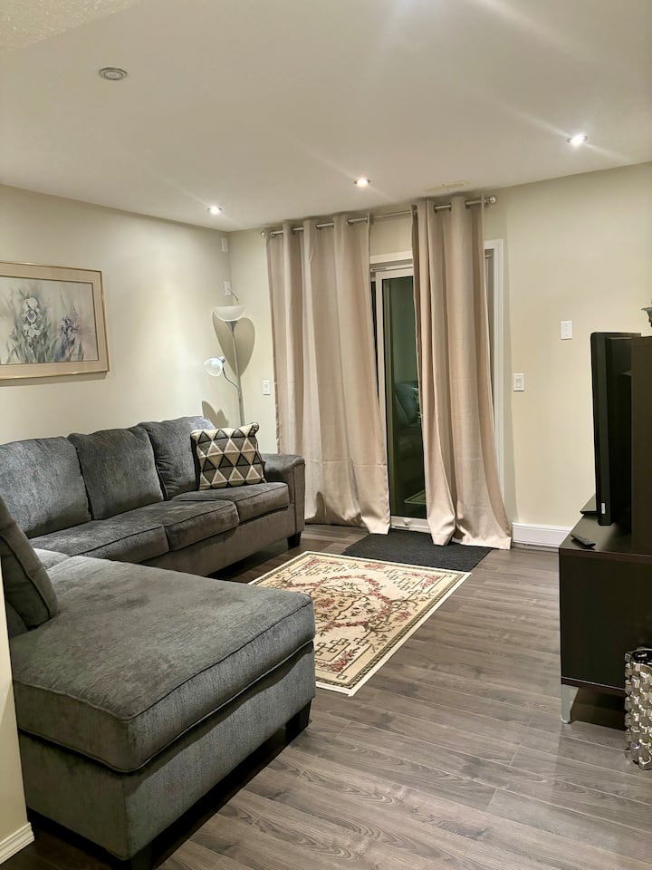 2 Beds Cozy Suite In A Walkout Basement In Nw - Calgary