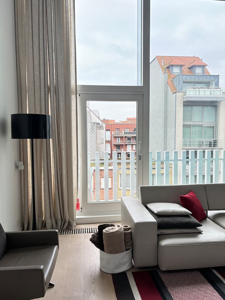 Centraal Gelegen Duplex-appartement Met Parking. - Bruges