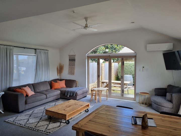 Modern & Spacious Holiday Beach Home - Mount Maunganui