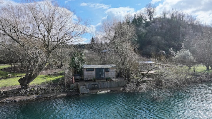 The Lake Hut At St Andrews Lakes - Kent