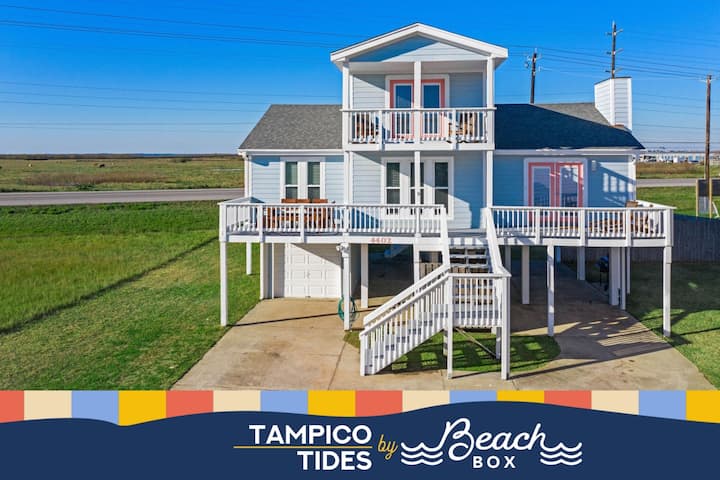 Stunning Beach House, Ocean Views & Deck - Jamaica Beach, TX