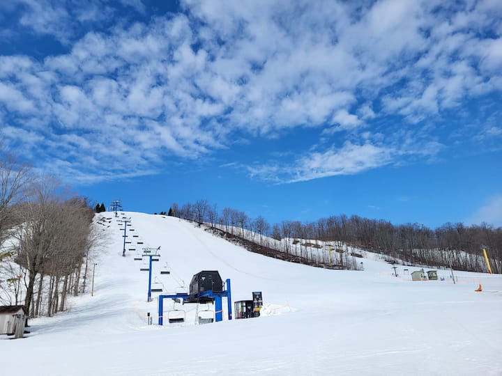 Spring Skiing Schuss Mountain Mi 1 Bedroom Loft - Torch Lake, MI