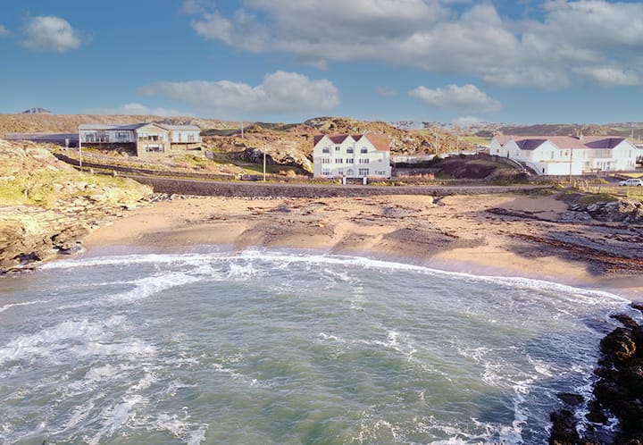 Gwynfa - Ground Floor Apartment - Sea Views - Trearddur Bay