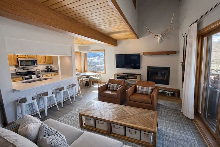 New!! Gorgeously Renovated 3 Bedroom 3 Bath - Emerald Lake, Crested Butte