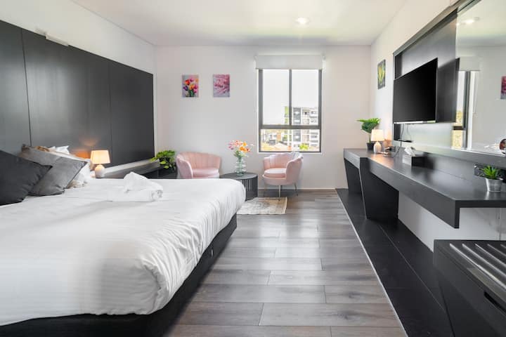 Deluxe Queen Room - Sleeps 2 - Auburn