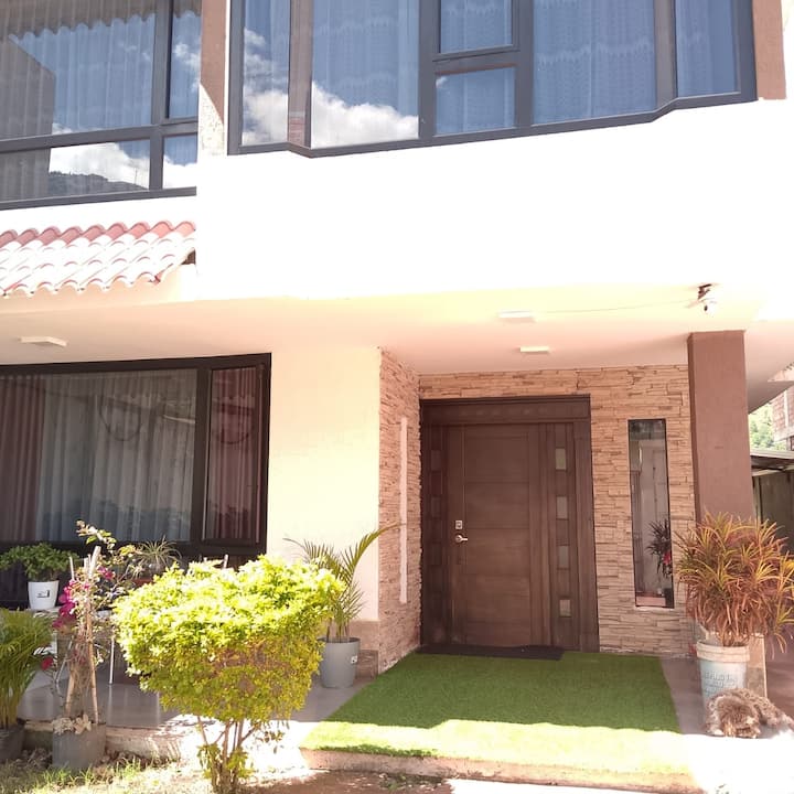 Hospedaje "Vista Hermosa" (Casa Familiar) - Banos