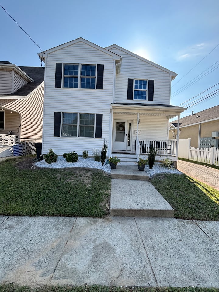 Newer Spacious Home, 1 Block To Beach, Driveway! - Belmar, NJ