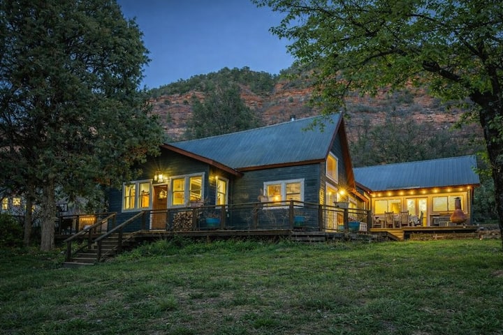 Hot Tub Family Retreat • 4br W/ Movie Room, Tramp - Durango, CO