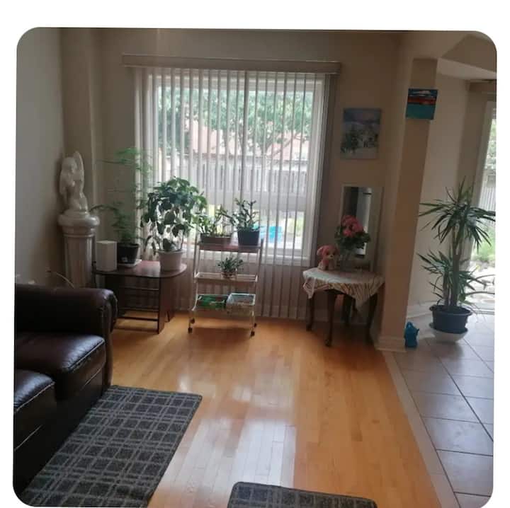 Spacious Master Room (With Private Bathroom) - Vaughan