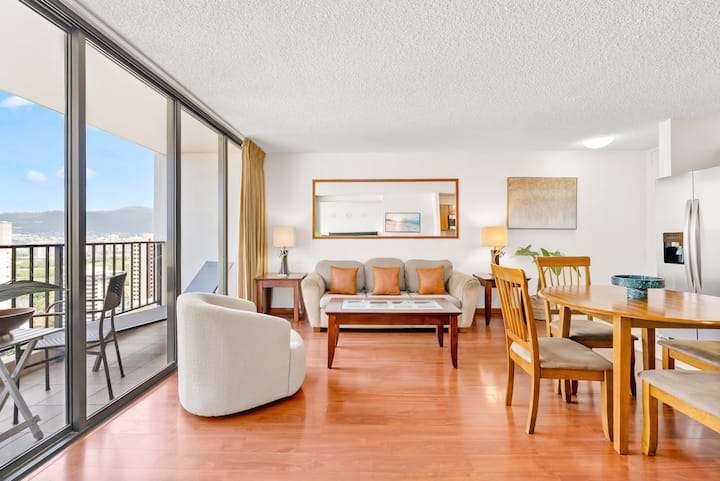 Ocean View + Pool + Parking - Sleep Up To 5 Guests - Hawaii