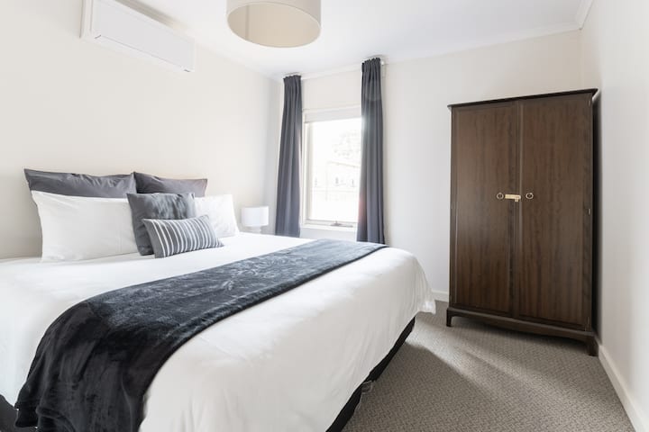 City Centre Gem - King Bed - Free Parking & Wifi - 南オーストラリア州