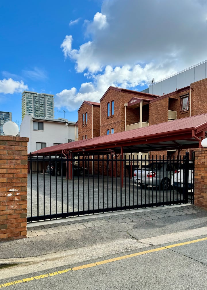 City Centre Gem - King Bed - Free Parking & Wifi - Adelaide