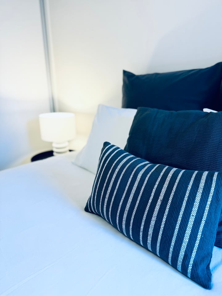 City Centre Gem - King Bed - Free Parking & Wifi - Adelaide