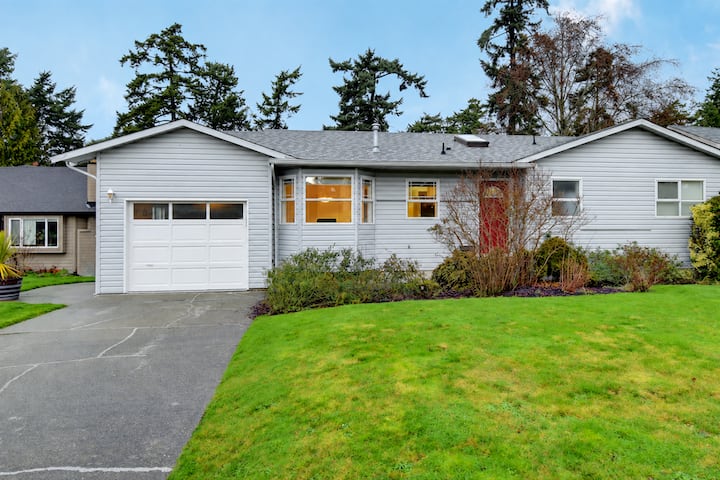 #104 Parkcrest Dr - 3 Bedroom Upper Suite In House - Victoria