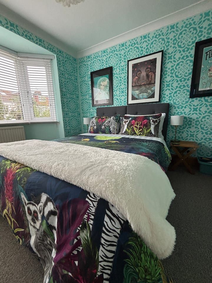 King Size With Tv, En Suite & Workstation. 7 Dials - Brighton