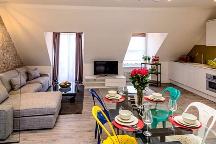 Nice! Stunning Penthouse Located On The 3rd Floor - London