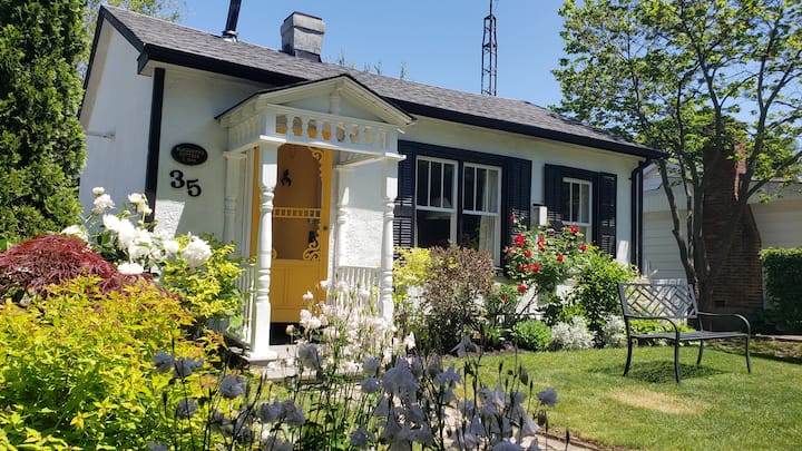 Historic 1835 Cottage, Paces From Centre & Shaw. - Niagara-on-the-Lake
