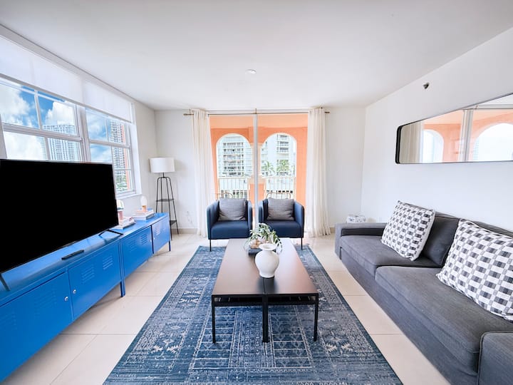 Chic & Warm With Stunning Views. Free-parking/wifi - Aventura, FL