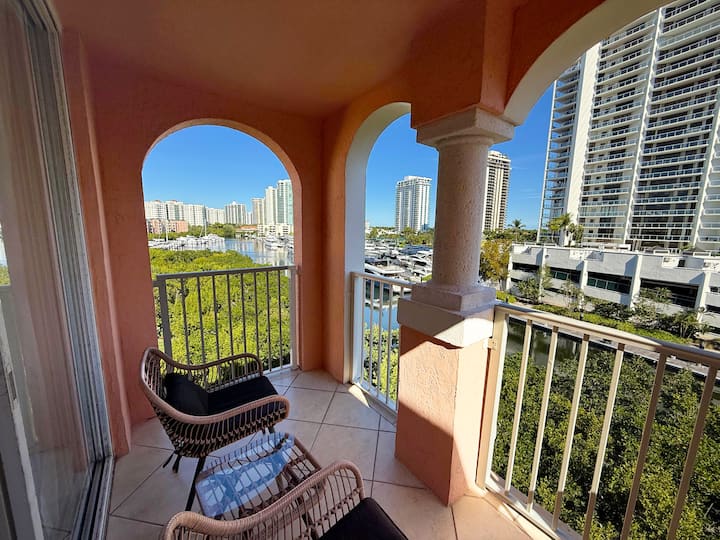 Chic & Relaxing W/scenic Views. Free-parking/wifi - Aventura, FL