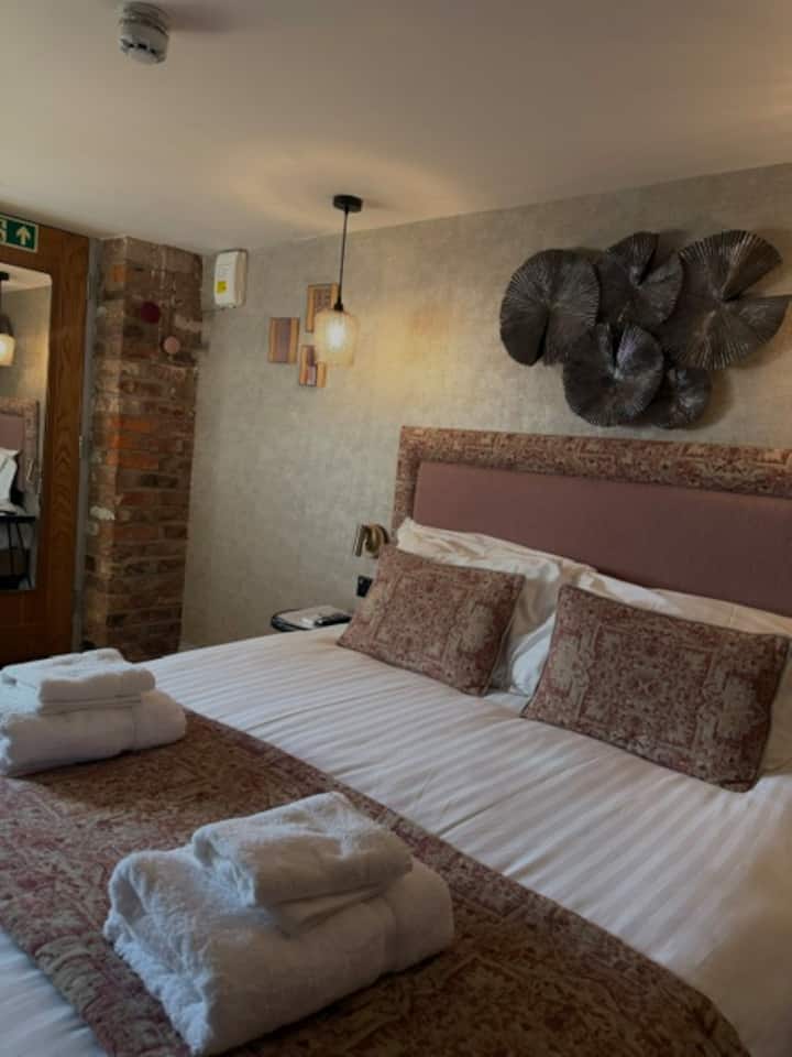 Deluxe King Room With Ensuite, Rylands Farmhouse - Knutsford