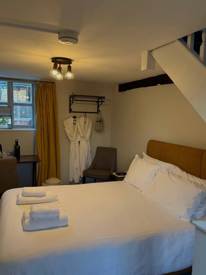 Double Room With Ensuite, Rylands Farmhouse - Knutsford