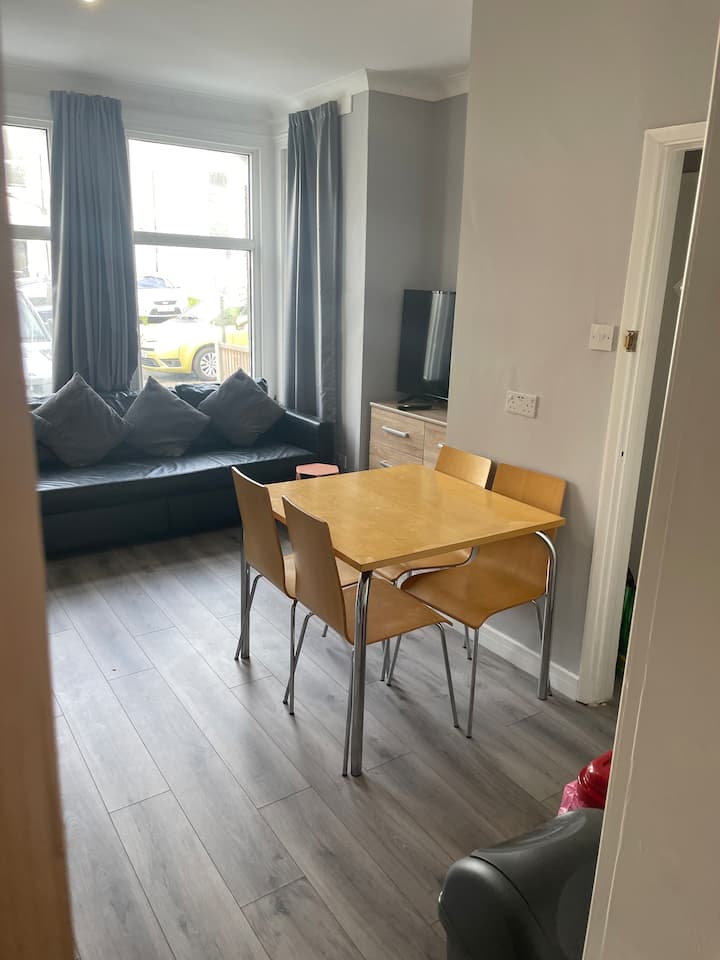 Front/house 1 Bed En-suite Ground Floor Apartment - Southend-on-Sea