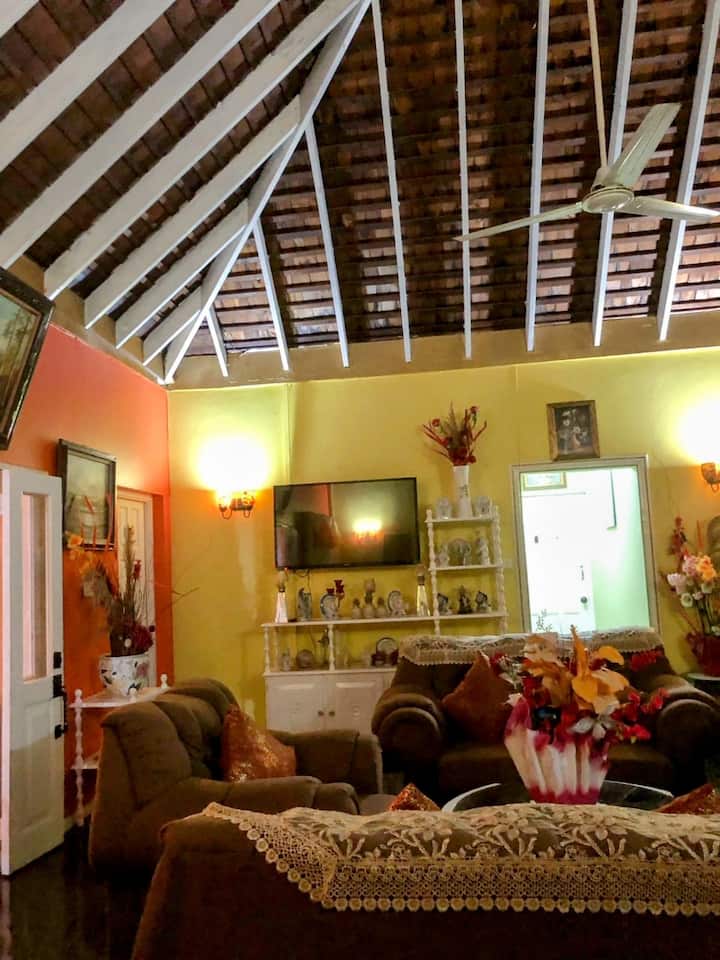 Cozy Room With King Bed And Pool - Jamaica