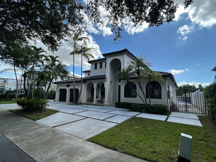 Large Lux Pool Home To Enjoy The Miami Life! - Miami Lakes, FL