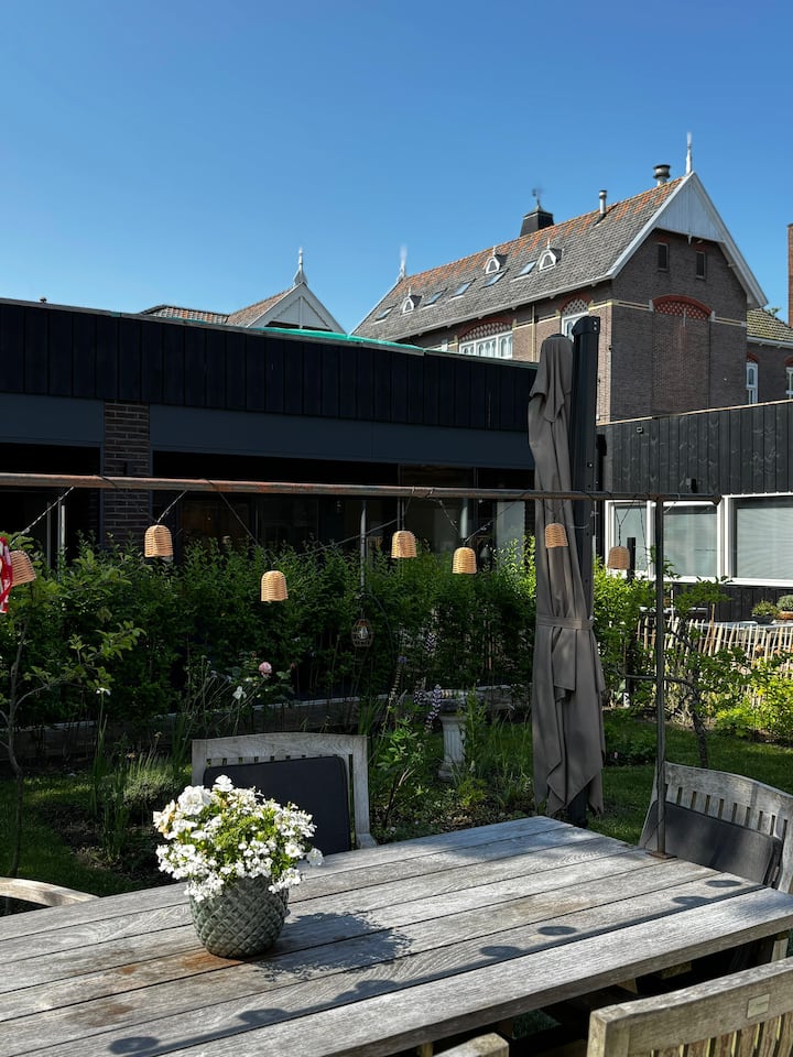 In De “Schaduw” Van De Oude Zuivelschool - Makkum