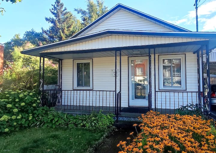 The Cozy Nest | Private Yard | Free Parking - Montreal