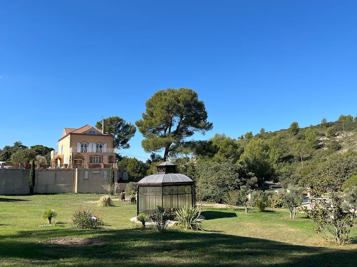 Privatisation D'un Manoir Entre Aix Et Marseille - Mimet